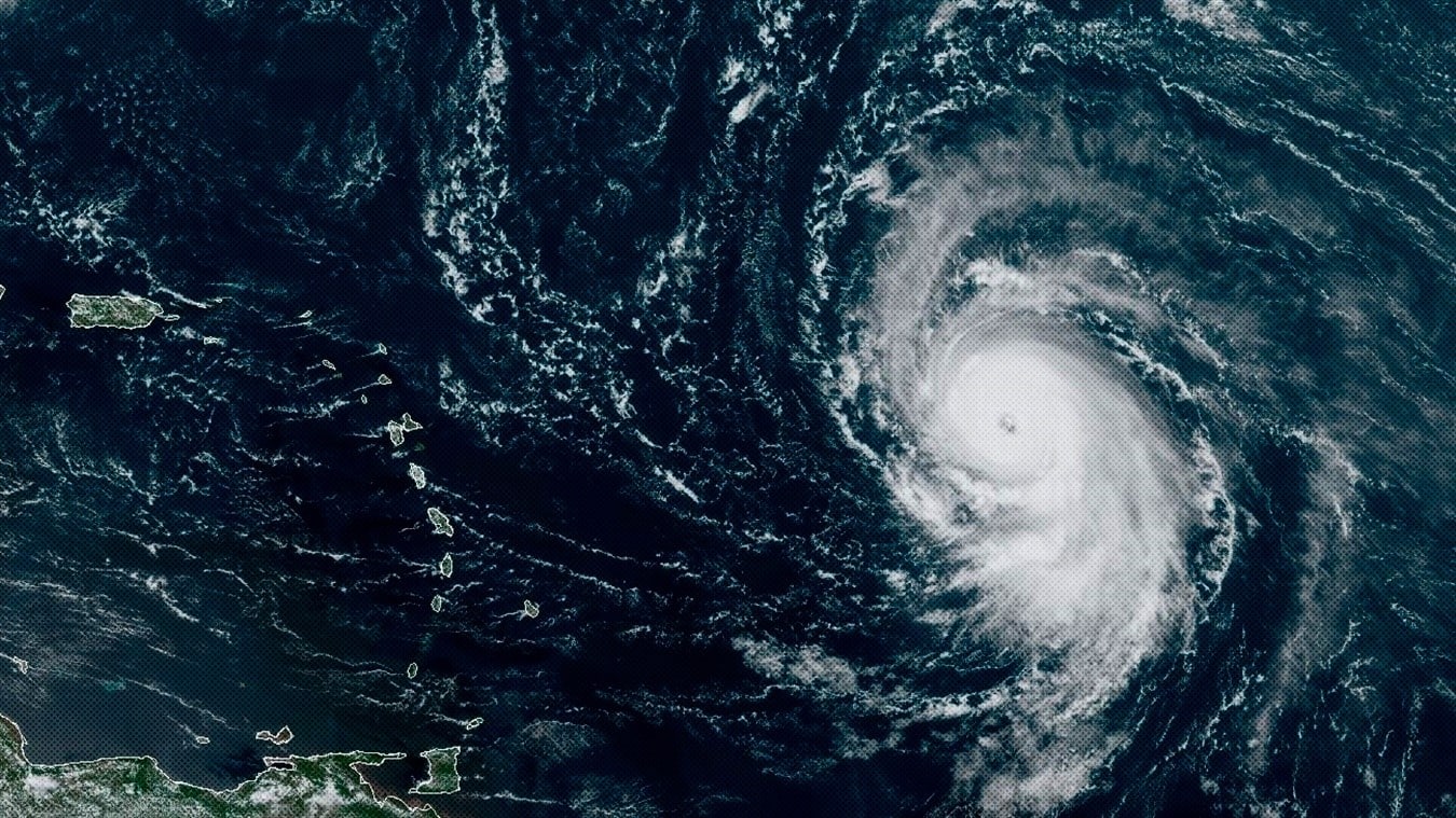 Lee se convierte en potente huracán Categoría 5