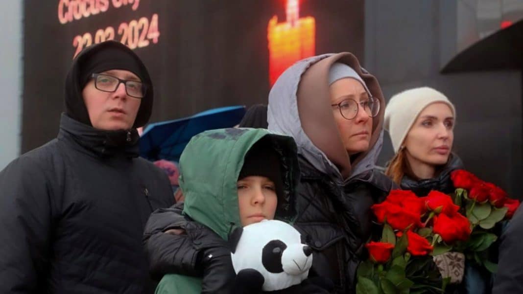 Familias de Rusia honran la memoria de las víctimas del atentado en el ...