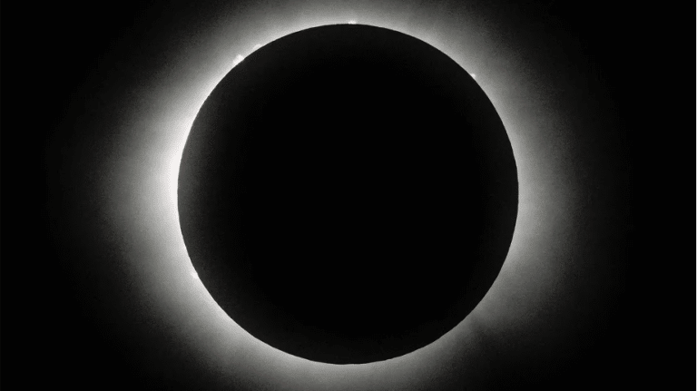 Estas son las impresionantes imágenes del eclipse solar 2024