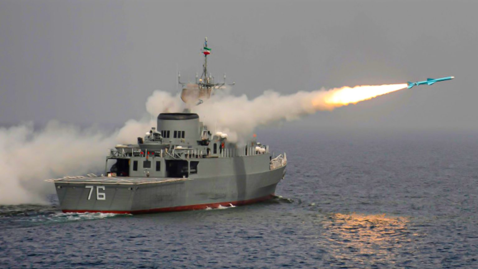 Irán exhibe maniobras navales con sistemas IA